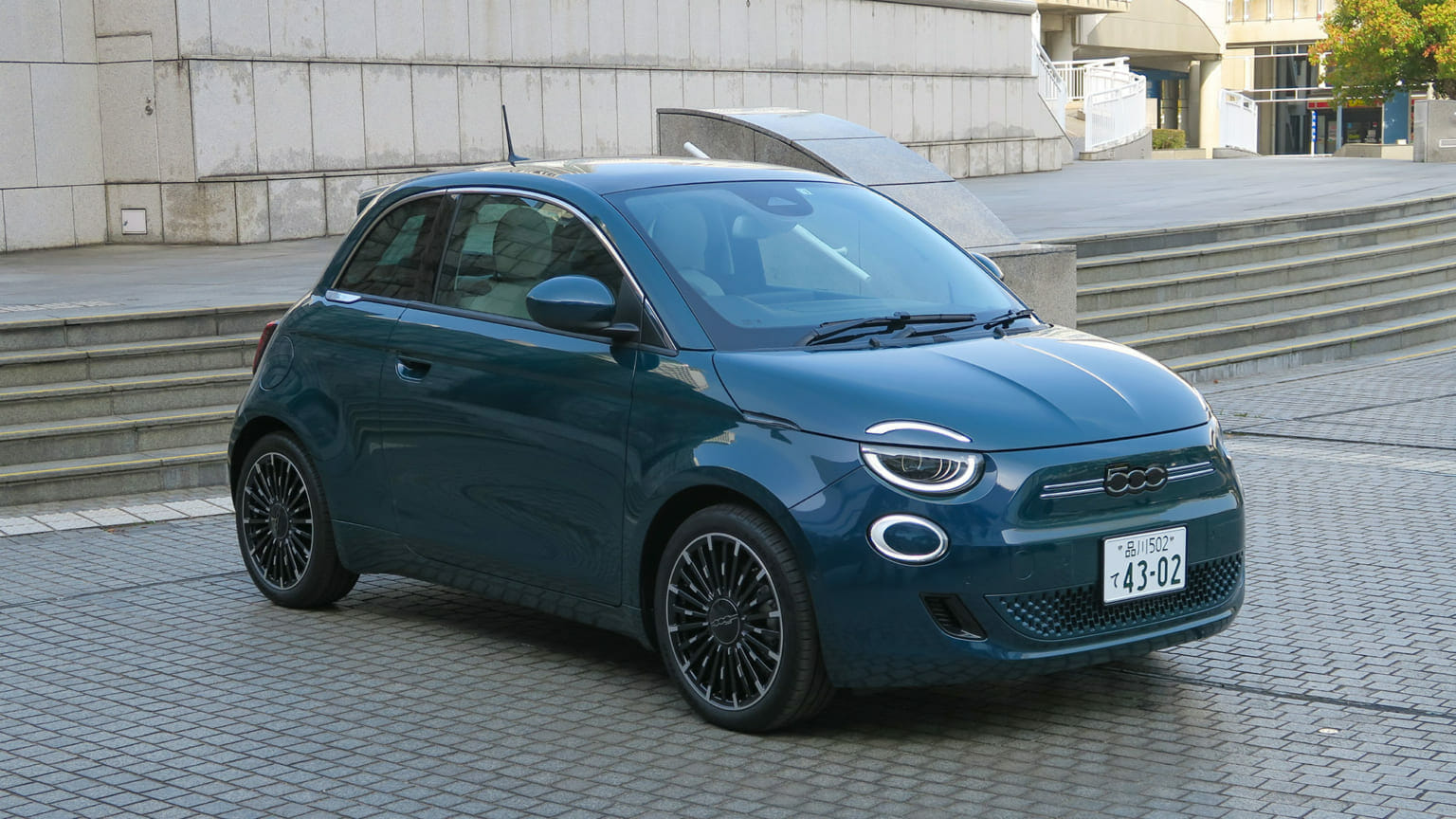フィアット初の本格的電気自動車『FIAT 500e』試乗レポート【諸星陽一】 | EVsmartブログ