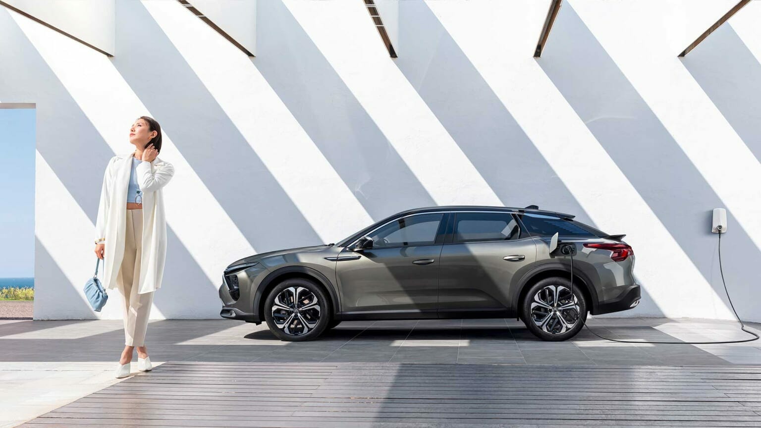 美しいPHEV！ シトロエン『C5 X』を手掛けた日本人女性デザイナーが目指した世界観 | EVsmartブログ