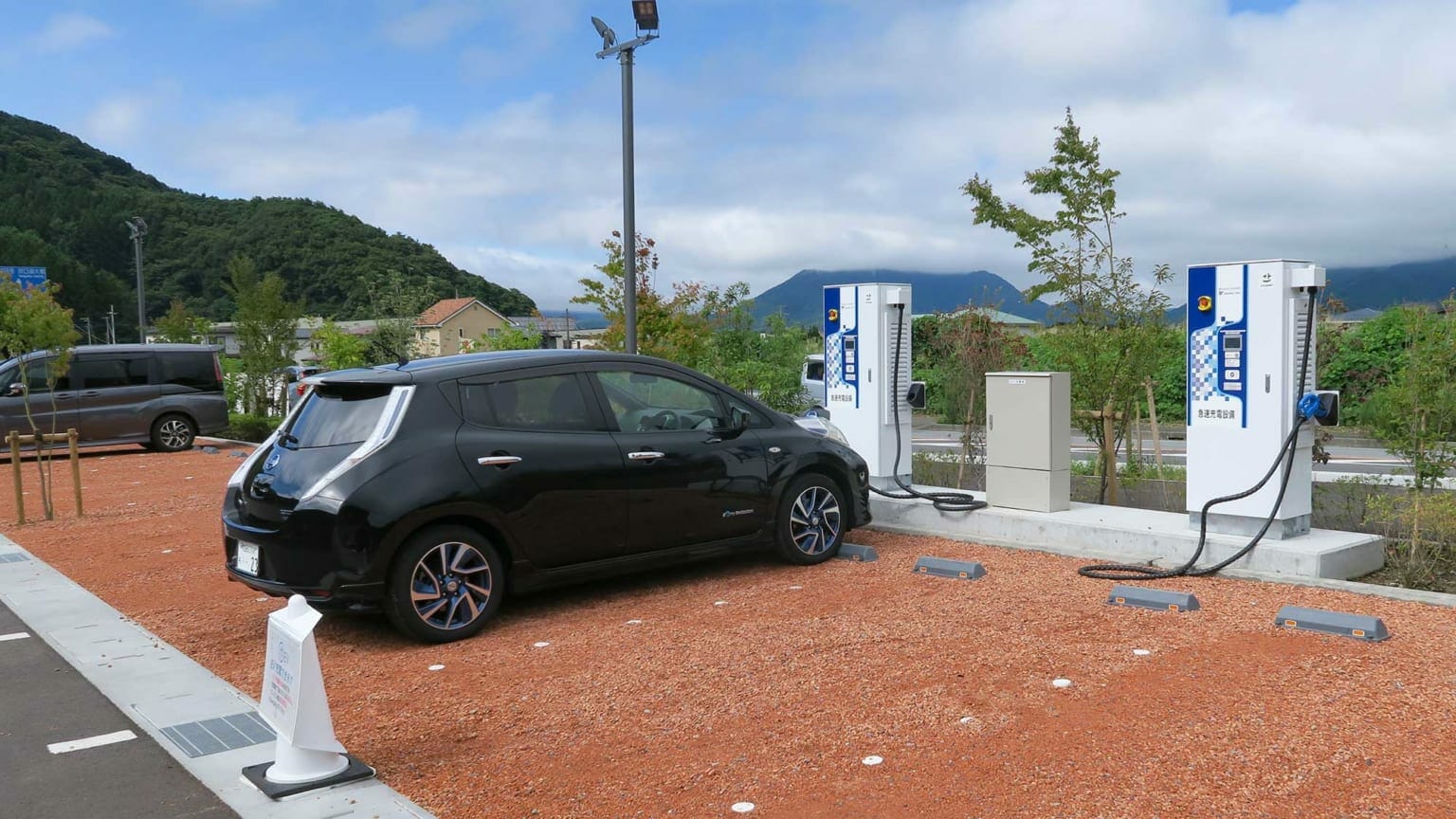 河口湖畔の「旅の駅」が出力50kWのEV用急速充電器を2基設置した理由とは？ | EVsmartブログ