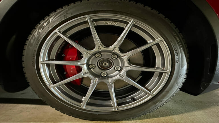 テスラ『モデルY』パフォーマンスにスタッドレスタイヤを装着 | EVsmartブログ