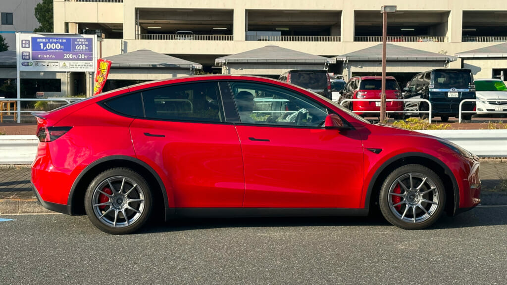 テスラ『モデルY』パフォーマンスにスタッドレスタイヤを装着 | EVsmartブログ