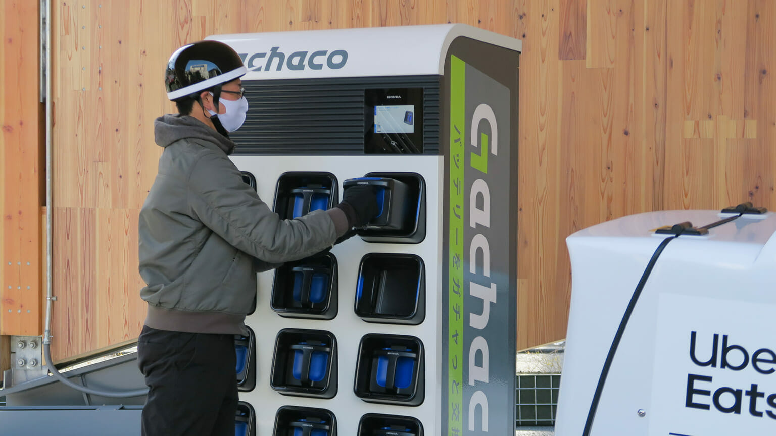 ENEOSマルチモビリティステーションでGachacoとUber Eatsが電動バイクの実証実験 | EVsmartブログ