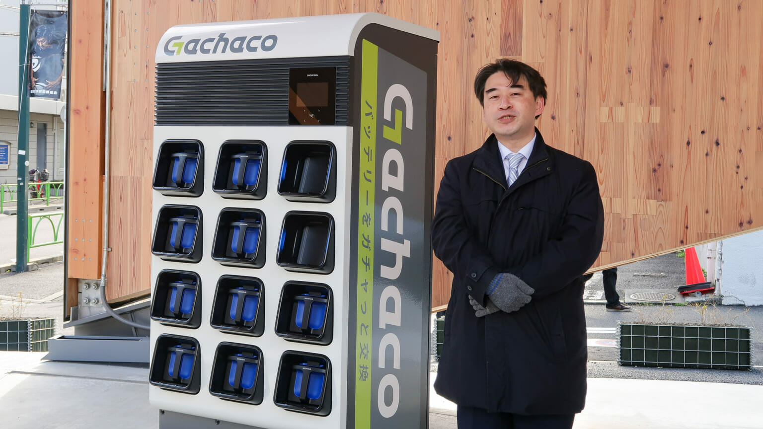 ENEOSマルチモビリティステーションでGachacoとUber Eatsが電動バイクの実証実験 | EVsmartブログ