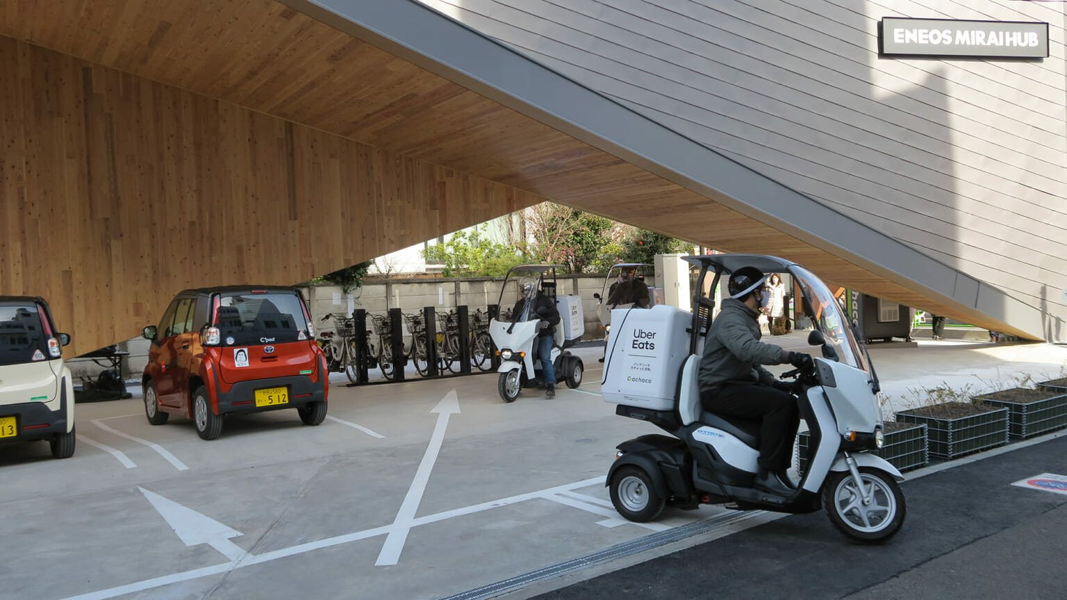 ENEOSマルチモビリティステーションでGachacoとUber Eatsが電動バイクの実証実験 | EVsmartブログ