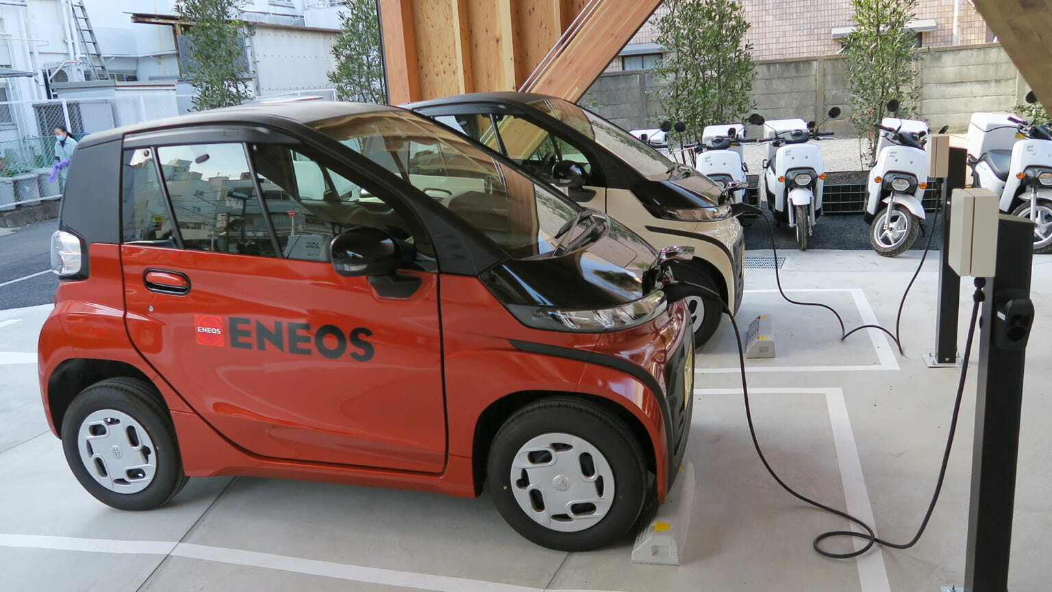 ENEOSマルチモビリティステーションでGachacoとUber Eatsが電動バイクの実証実験 | EVsmartブログ