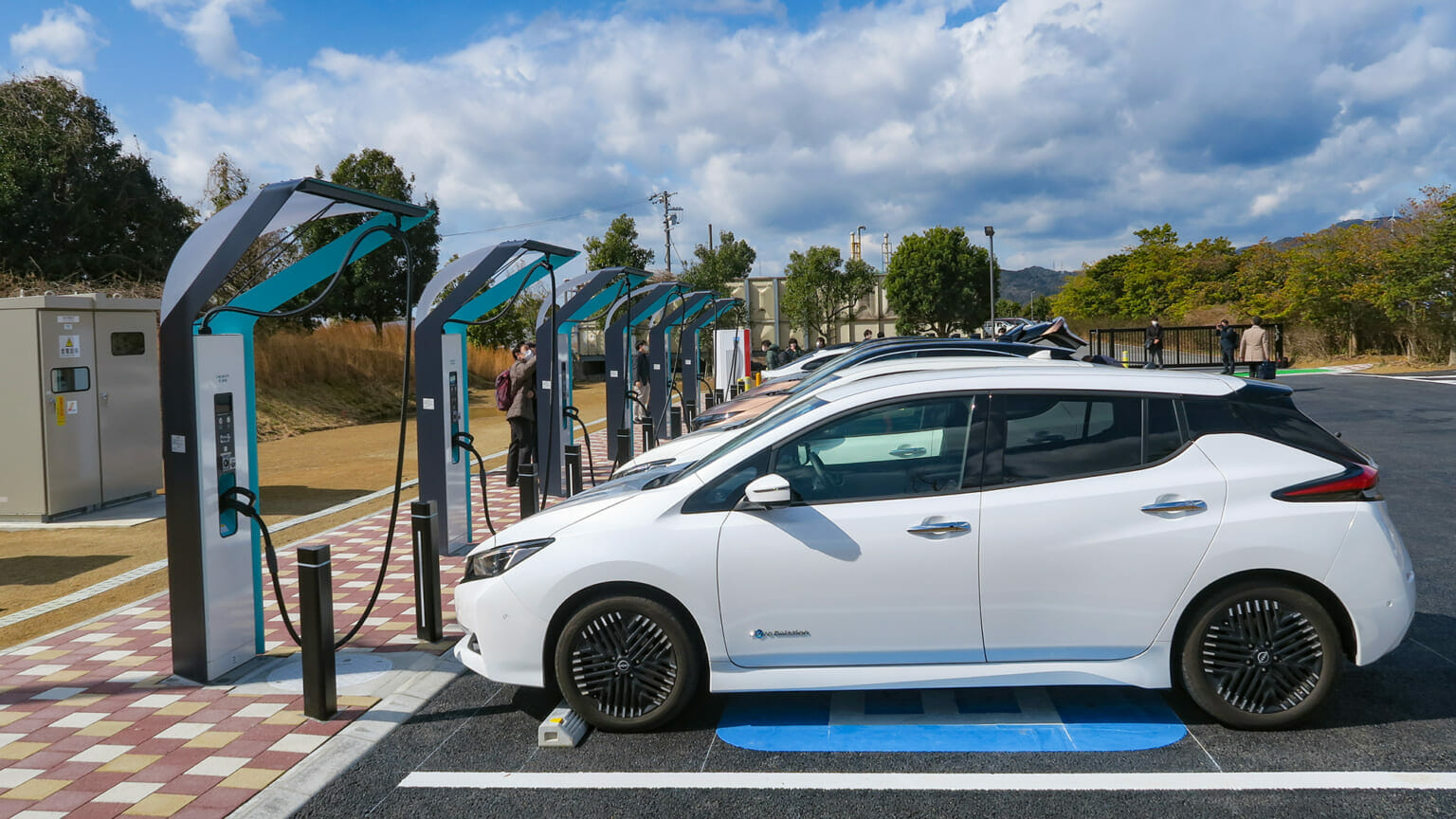 新東名浜松SAと駿河湾沼津SAに150kW級急速充電器開設〜充電渋滞解消へ複数台設置も実現 | EVsmartブログ