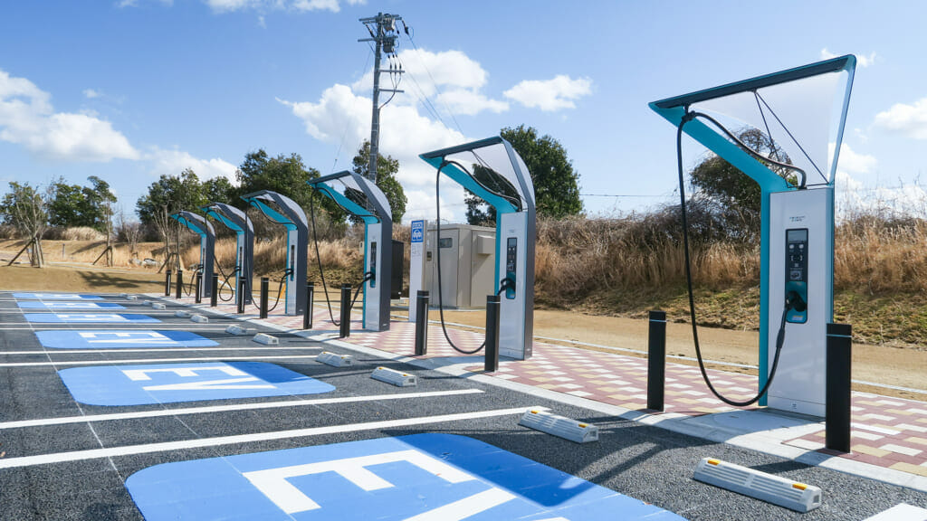 新東名浜松SAと駿河湾沼津SAに150kW級急速充電器開設〜充電渋滞解消へ複数台設置も実現 | EVsmartブログ