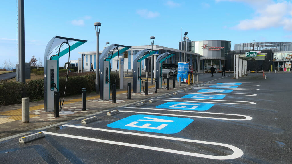 新東名浜松SAと駿河湾沼津SAに150kW級急速充電器開設〜充電渋滞解消へ複数台設置も実現 | EVsmartブログ