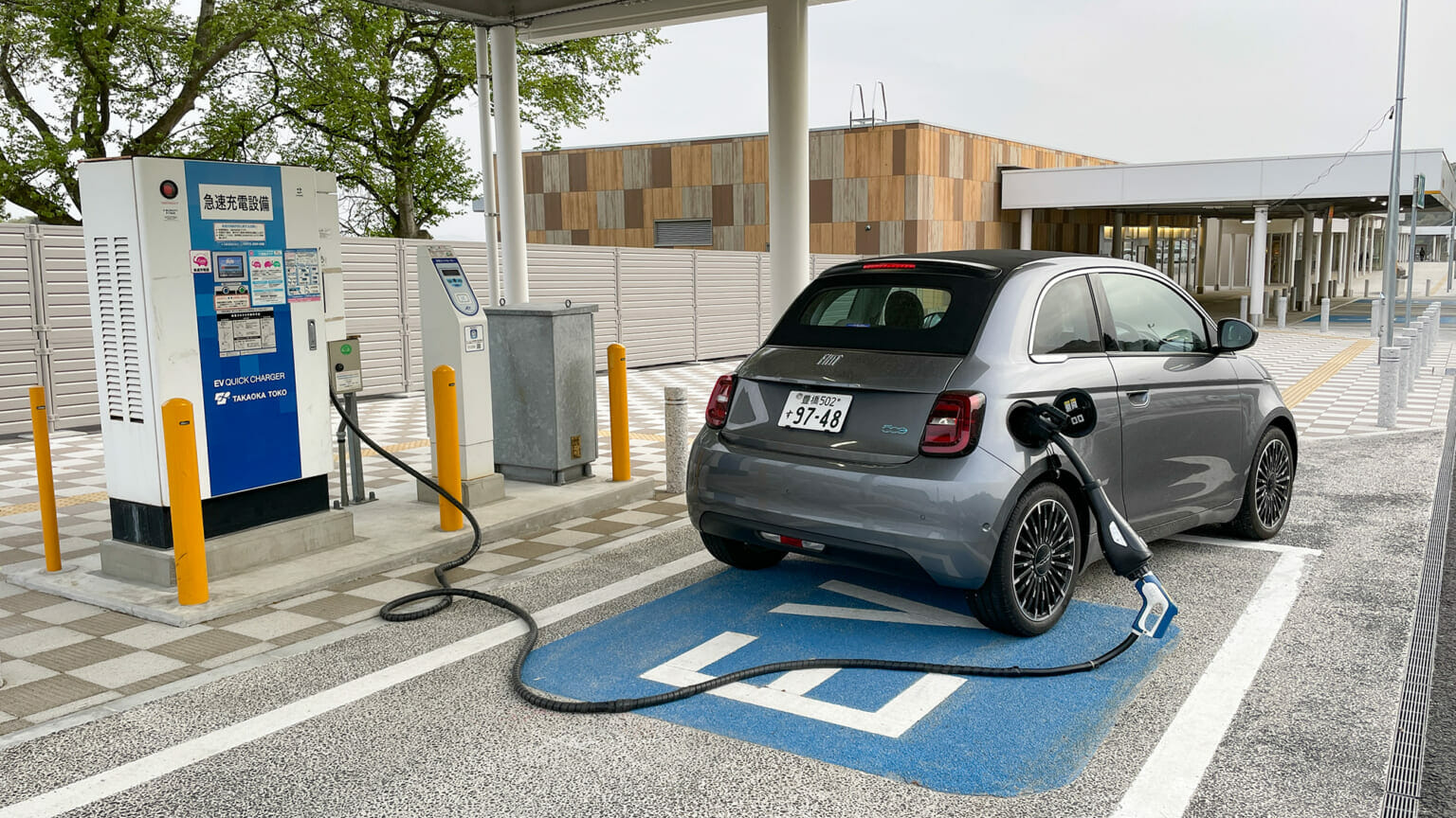 待望の『FIAT 500e』用急速充電アダプターが登場〜ロングドライブで使ってみました | EVsmartブログ