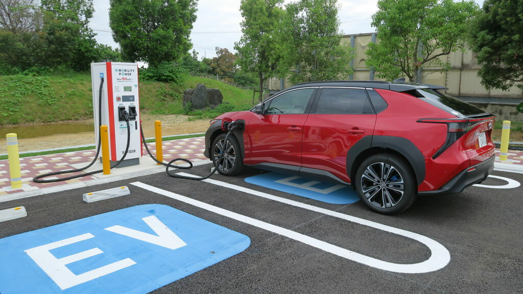 トヨタ『bZ4X』アップデートモデルで関西遠征【往路編】電気自動車として大きく進化 | EVsmartブログ