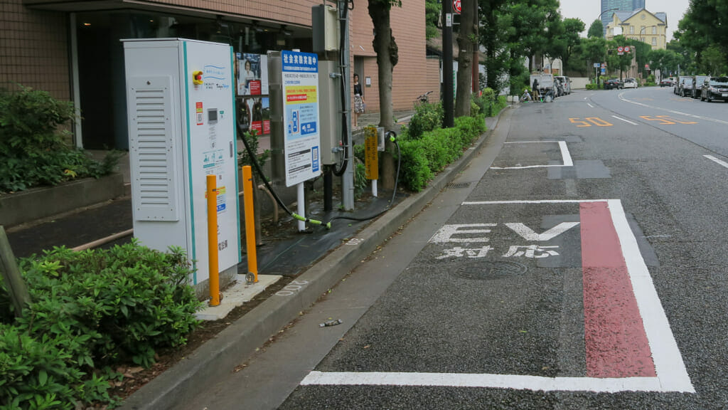 東京都が設置した公道上のEV用急速充電器を使ってみた〜工夫はいいけど方法には疑問 | EVsmartブログ
