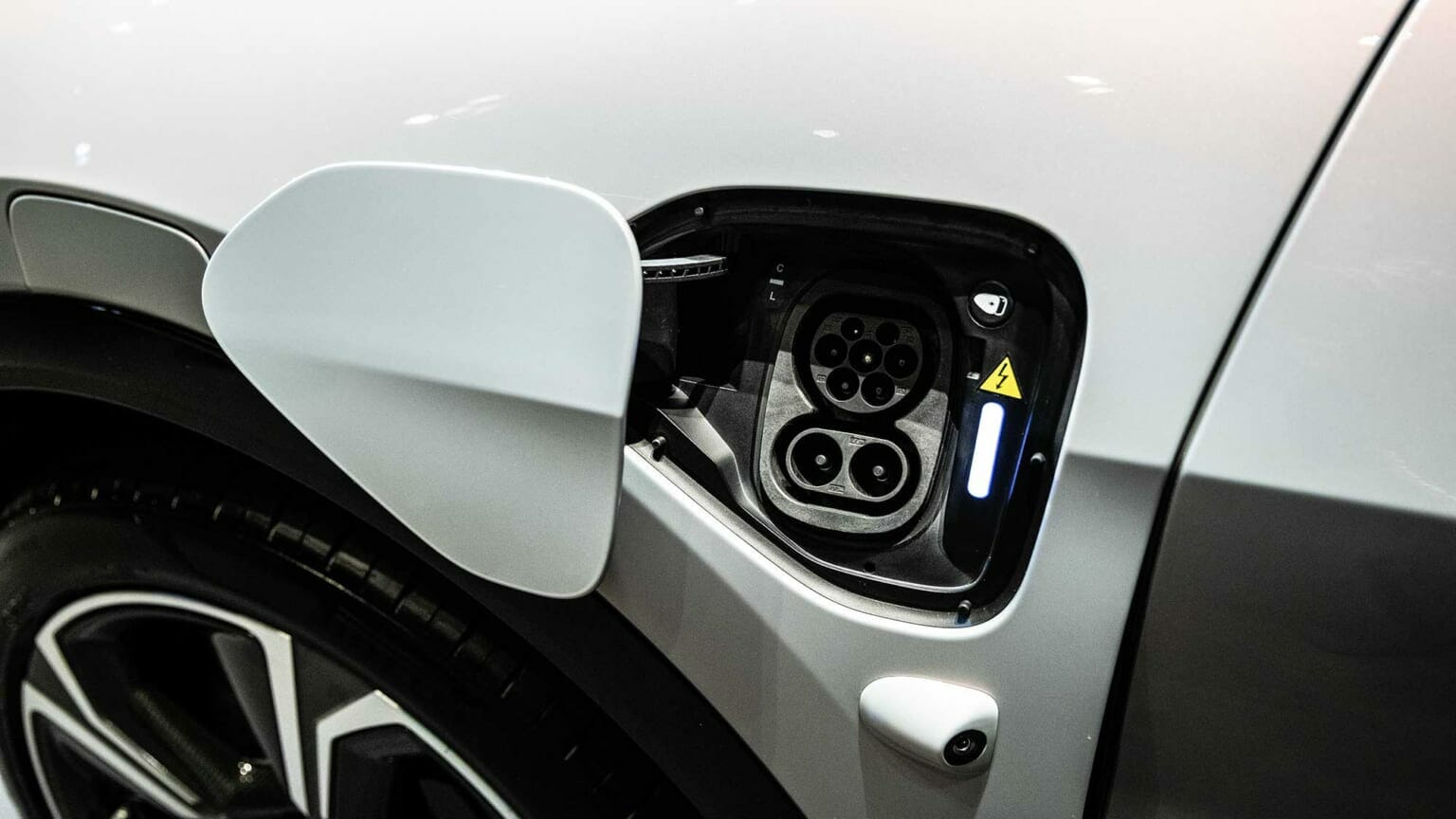 ロータスがBEVのSUV『エレトレ』を日本発売〜EV専門メーカーとしての最先端車種 | EVsmartブログ