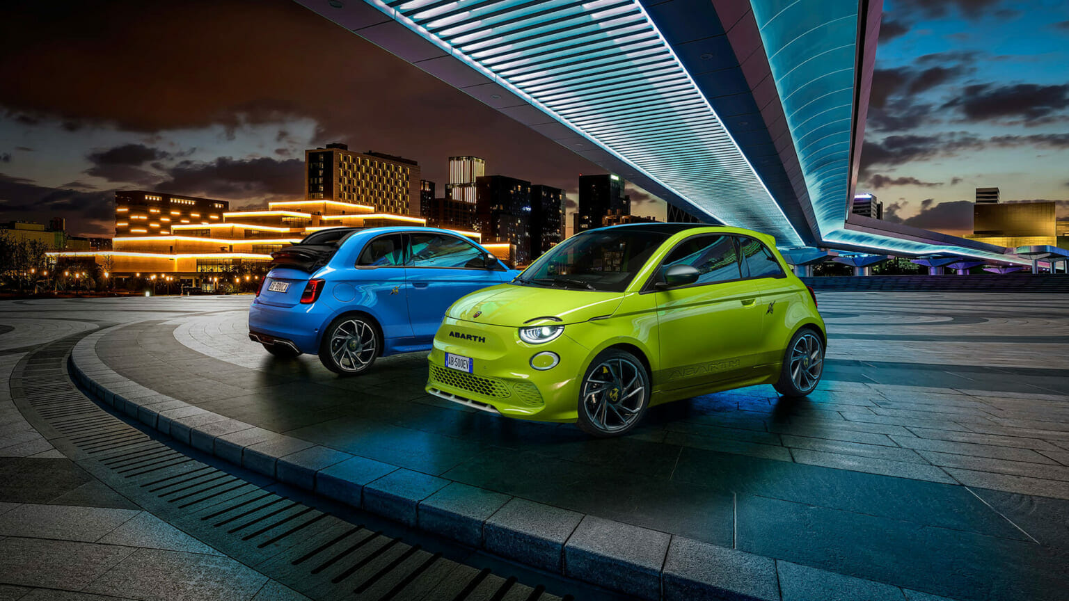 『Abarth 500e』が日本デビュー〜電動化こそが究極のパフォーマンスを実現する手段 | EVsmartブログ