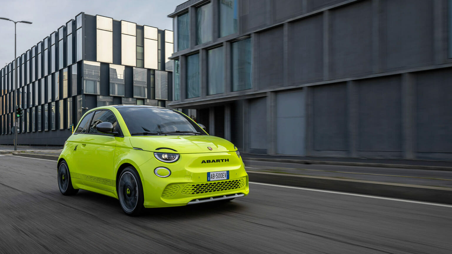 『Abarth 500e』が日本デビュー〜電動化こそが究極のパフォーマンスを実現する手段 | EVsmartブログ