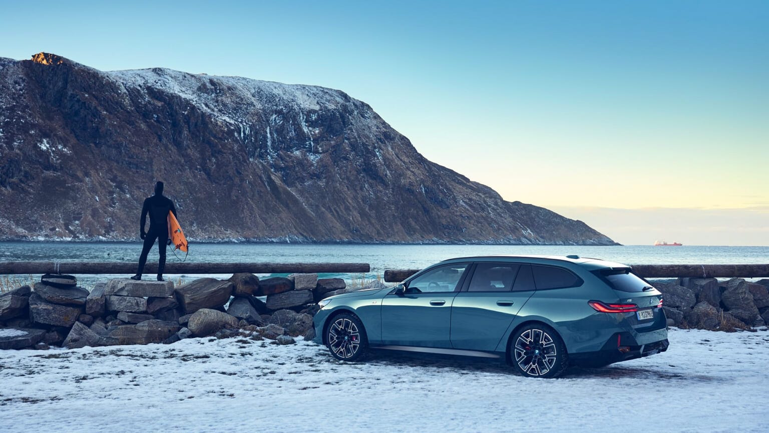 BMWがEVモデルの『i5 Touring』を発売〜日本初のステーションワゴン電気自動車 | EVsmartブログ