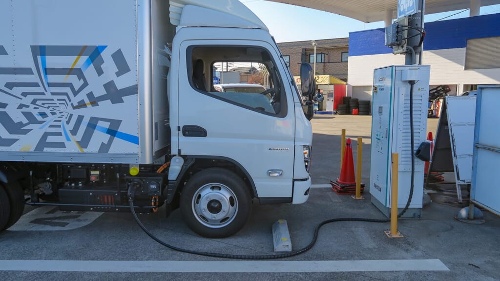 EVトラック『eキャンター』で模擬配送試乗記【後編】約35分の経路充電で堅実に完走 | EVsmartブログ
