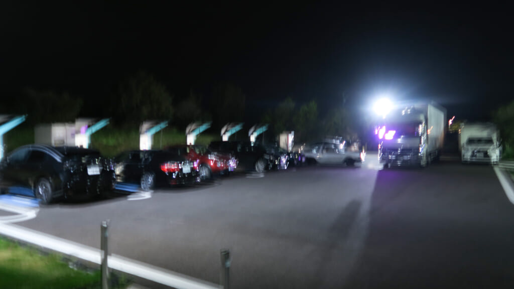 高速SAPAの充電区画にルール無用のエンジン車！ EVユーザーはどうすればいい？ | EVsmartブログ