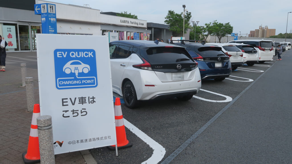 高速SAPAの充電区画にルール無用のエンジン車！ EVユーザーはどうすればいい？ | EVsmartブログ