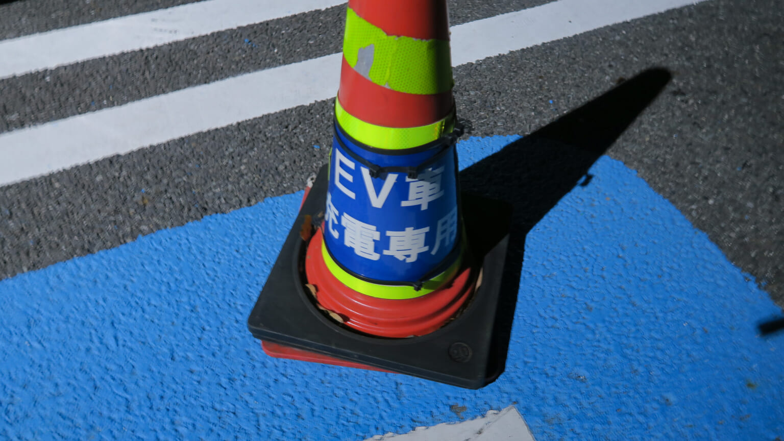 高速SAPAの充電区画にルール無用のエンジン車！ EVユーザーはどうすればいい？ | EVsmartブログ