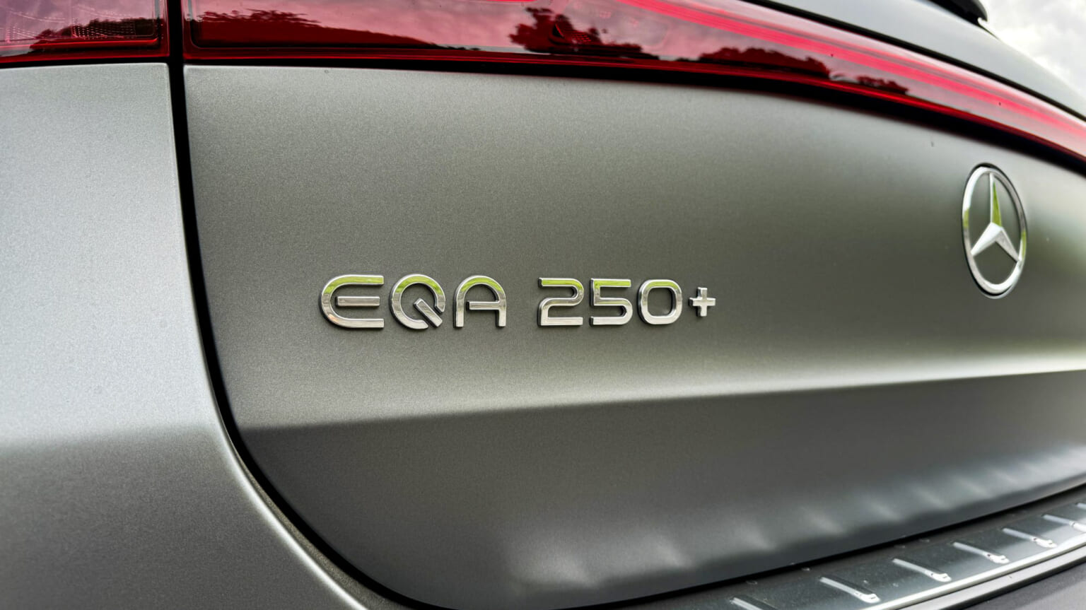 新型EQAに最速試乗〜電池増量で航続距離は591kmに伸びてV2Hにも対応 | EVsmartブログ