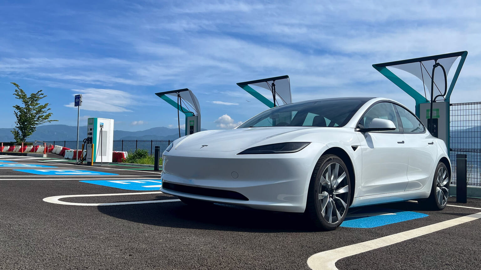 テスラモデル3でフラッシュのNACS充電を使ってみた〜実際の出力や料金は？ | EVsmartブログ