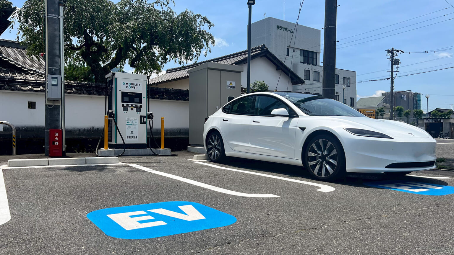 テスラモデル3でフラッシュのNACS充電を使ってみた〜実際の出力や料金は？ | EVsmartブログ