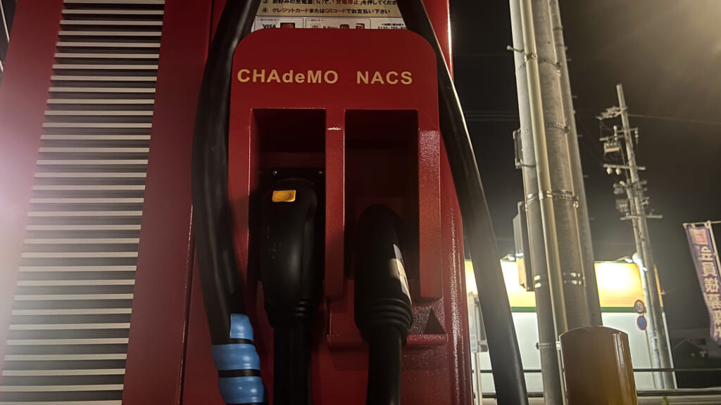 テスラモデル3でフラッシュのNACS充電を使ってみた〜実際の出力や料金は？ | EVsmartブログ