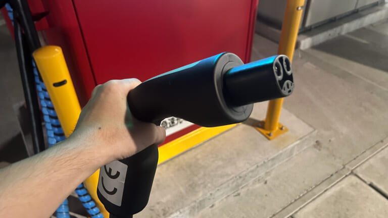 テスラモデル3でフラッシュのNACS充電を使ってみた〜実際の出力や料金は？ | EVsmartブログ