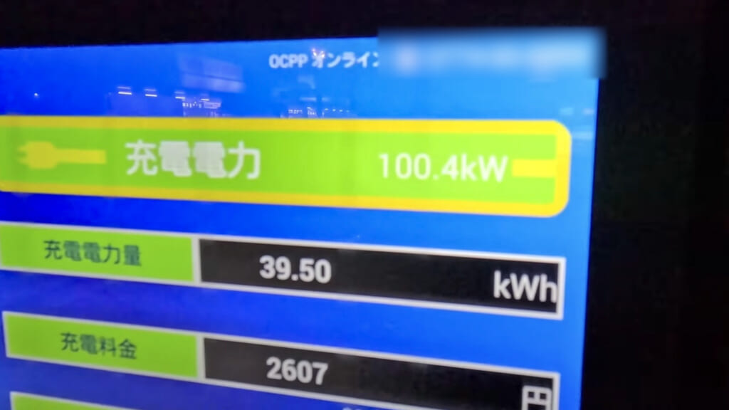 テスラモデル3でフラッシュのNACS充電を使ってみた〜実際の出力や料金は？ | EVsmartブログ