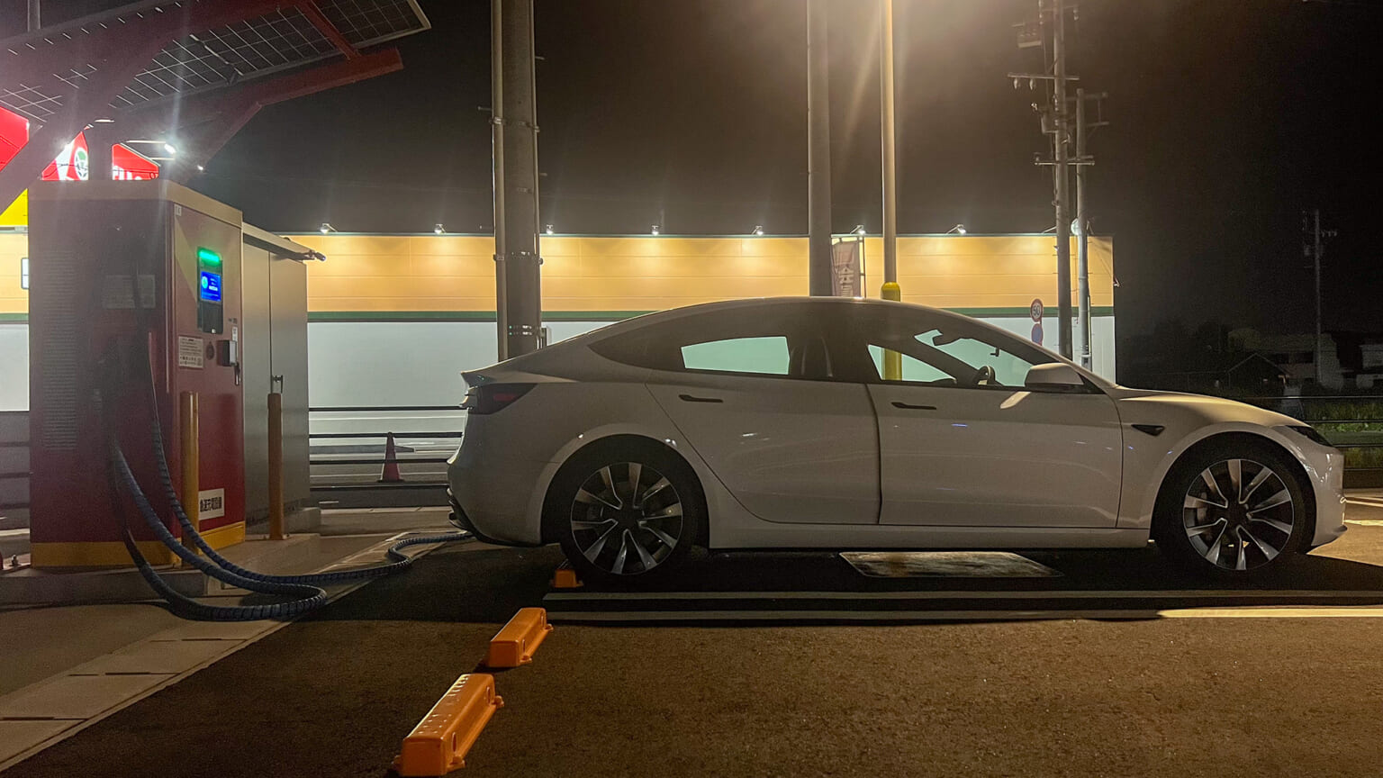 テスラモデル3でフラッシュのNACS充電を使ってみた〜実際の出力や料金は？ | EVsmartブログ