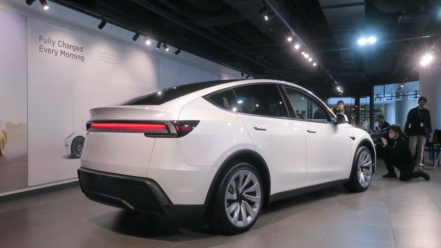 テスラ新型モデルYを日本国内初公開／新宿のストアで2月1日まで展示 | EVsmartブログ