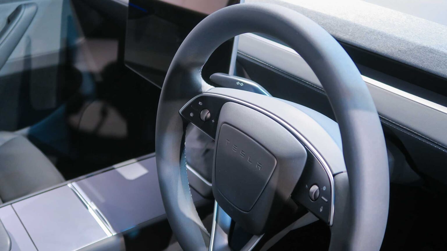 テスラ新型モデルYを日本国内初公開／新宿のストアで2月1日まで展示 | EVsmartブログ