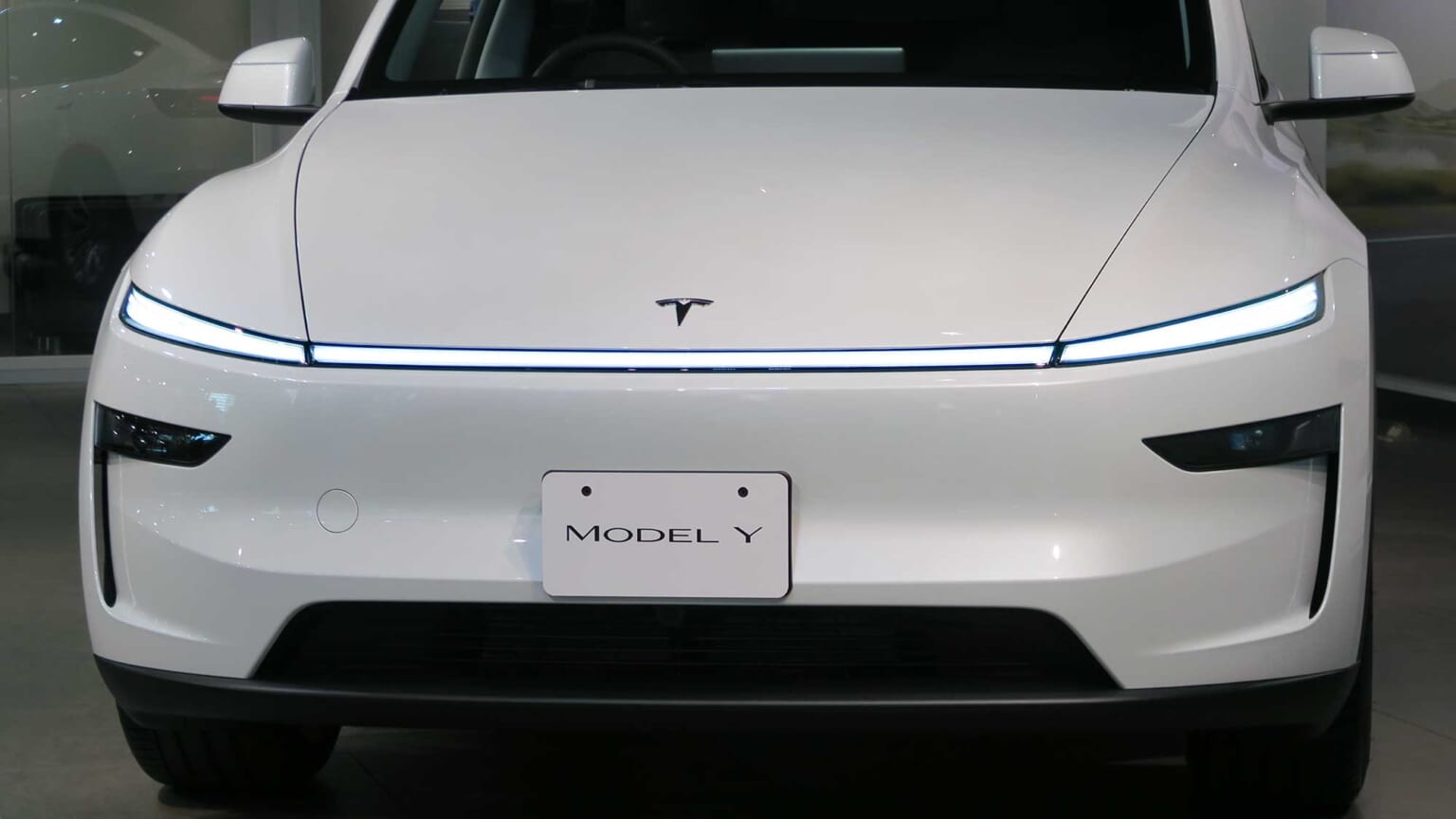 テスラ新型モデルYを日本国内初公開／新宿のストアで2月1日まで展示 | EVsmartブログ