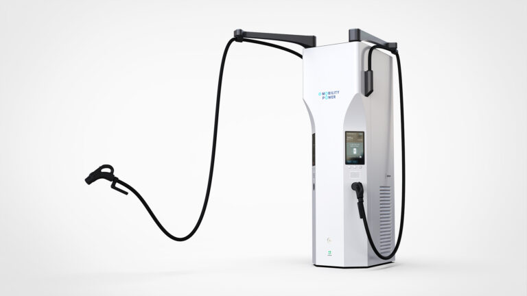 チャデモ規格で世界初の最大350kW超急速充電器を初公開／懸架アームや大画面UIで操作性を追求 | EVsmartブログ