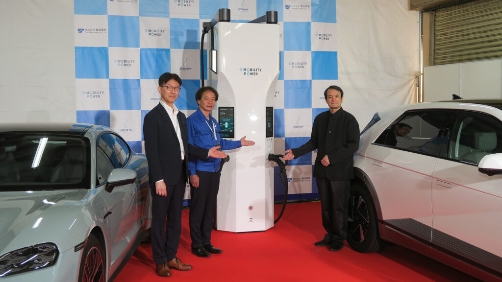 チャデモ規格で世界初の最大350kW超急速充電器を初公開／懸架アームや大画面UIで操作性を追求 | EVsmartブログ