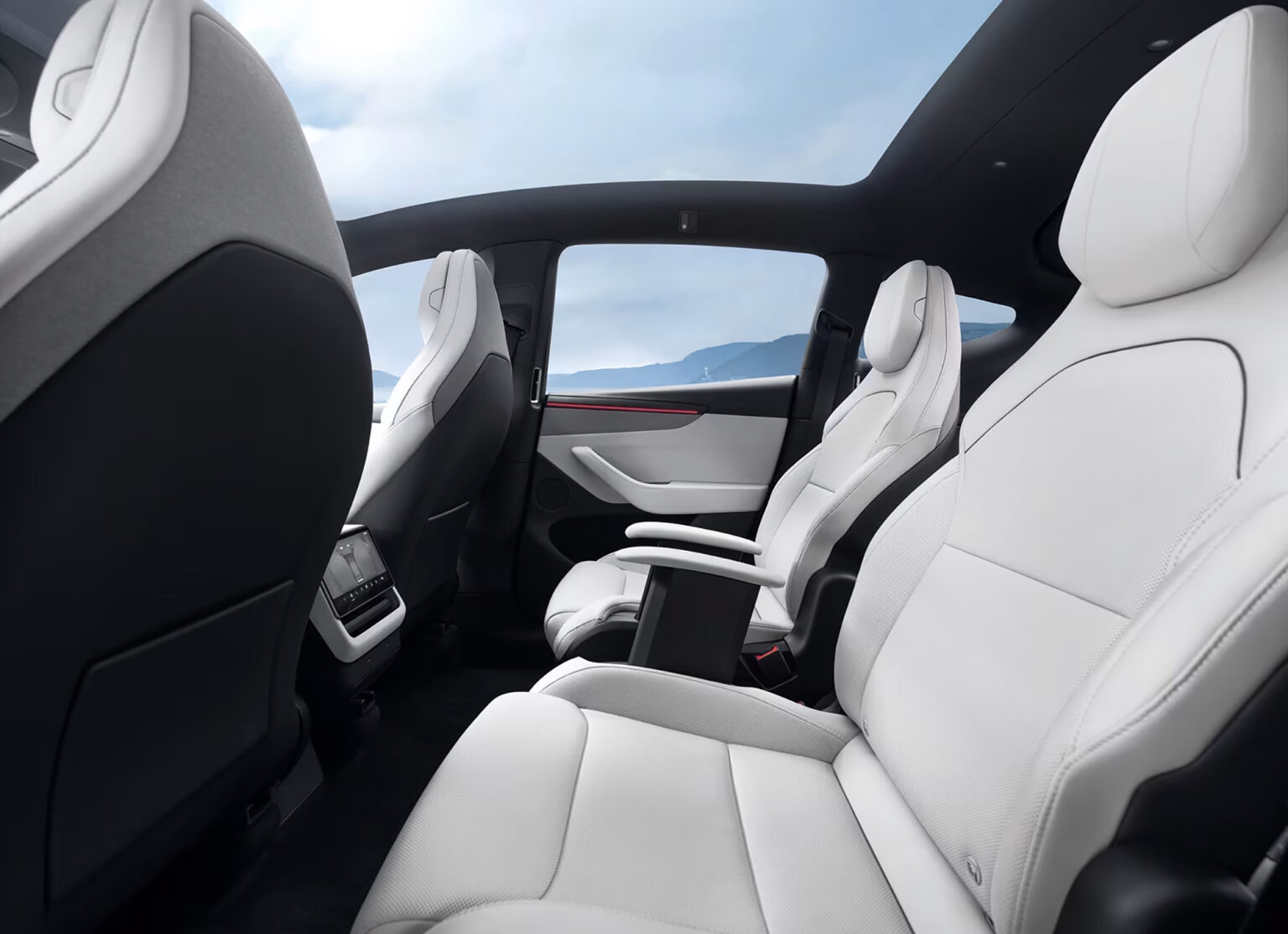 日本導入にも期待！ テスラ「モデルY L」待望の6人乗り電動SUVが中国で登場 | EVsmartブログ