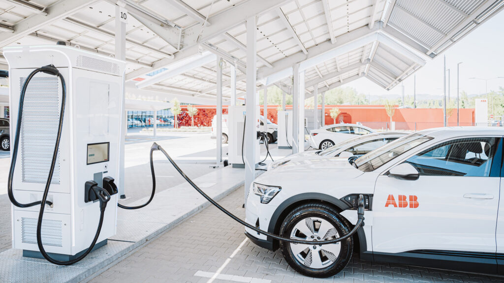ABBがNACS規格対応の急速充電器の日本発売を発表／テスラ車も高速道路SAPAで充電できる？ | EVsmartブログ