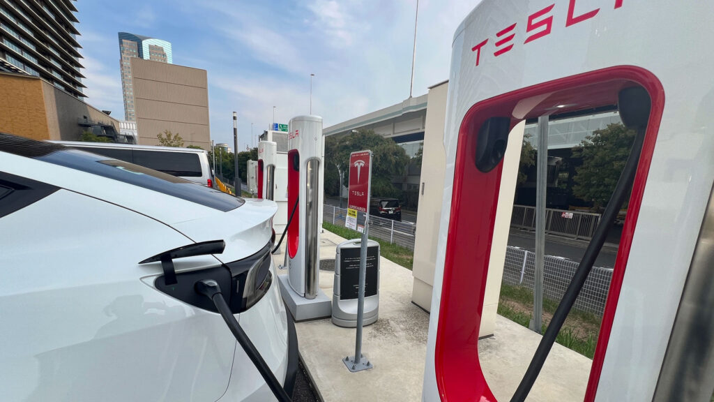 世界でいちばん売れてるEVが心に響くポイントは【吉田由美】テスラ「モデルY」試乗記 | EVsmartブログ